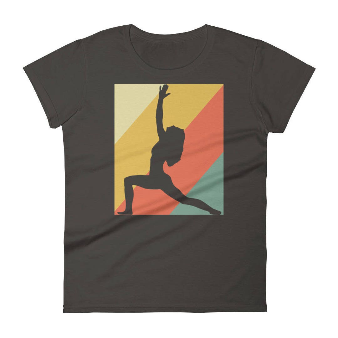 Vintage Retro Yoga Pose Cute Yoga T-shirt Women's Short Sleeve T-shirt ...