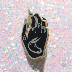 The Bulls Hand Hard Enamel Pin - Etsy