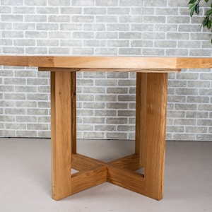 Round Oak Table, Round Wood Dining Table on Pedestal Base, Pedestal ...