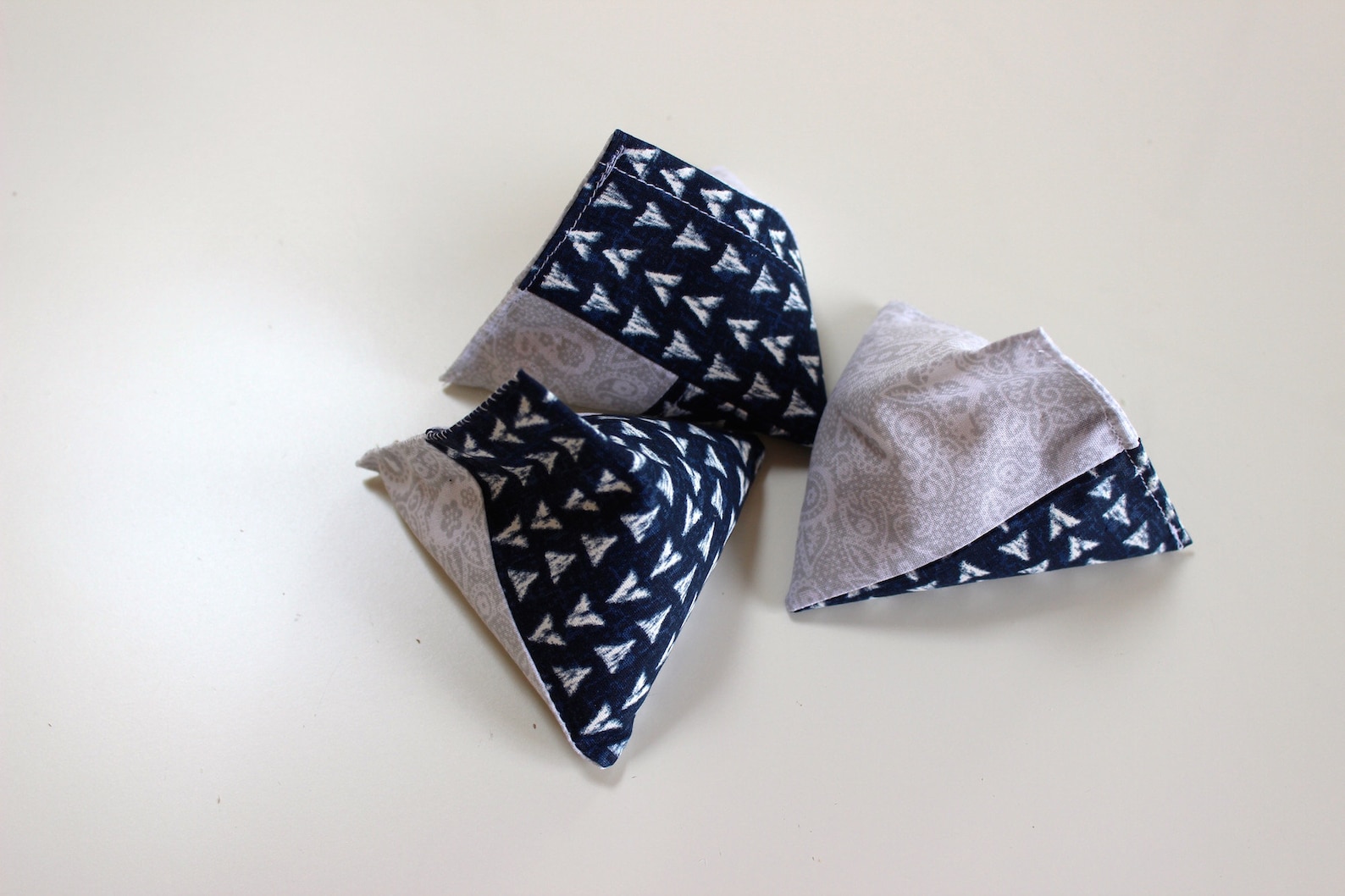 Sewing Instructions: Tutorial (1) - Learning to Sew - Pyramid Project ...