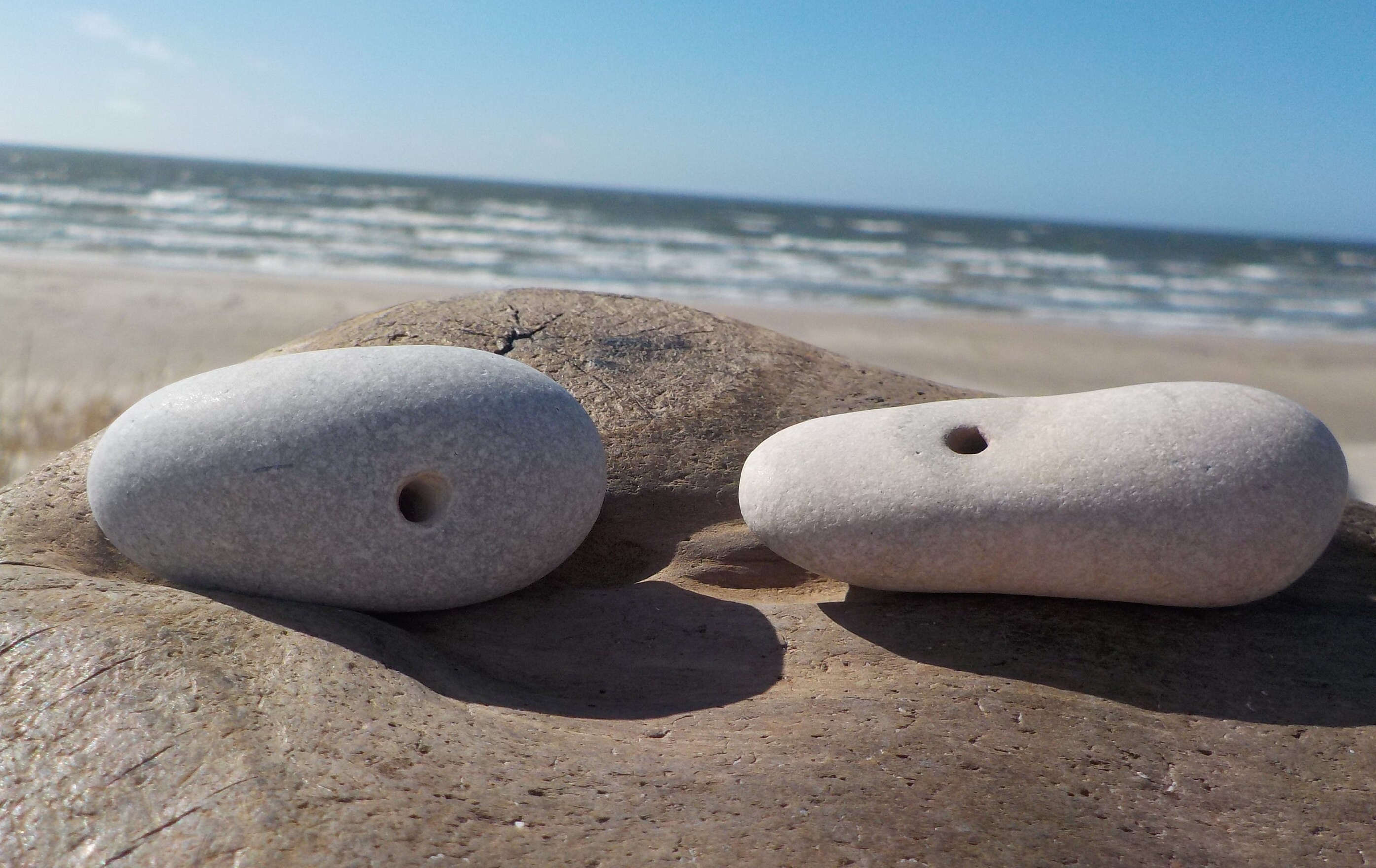 2 Naturally Holed Beach Stones 1.8-2/4.5-5cm Hag Stones - Etsy