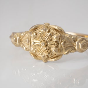 Engraved and Vintage-style Signet Ring: Victorian, Edwardian - Solid ...