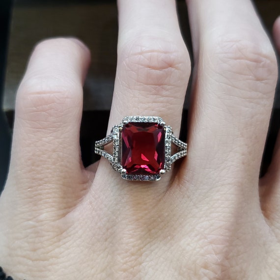 Beautiful red gem size - Gem