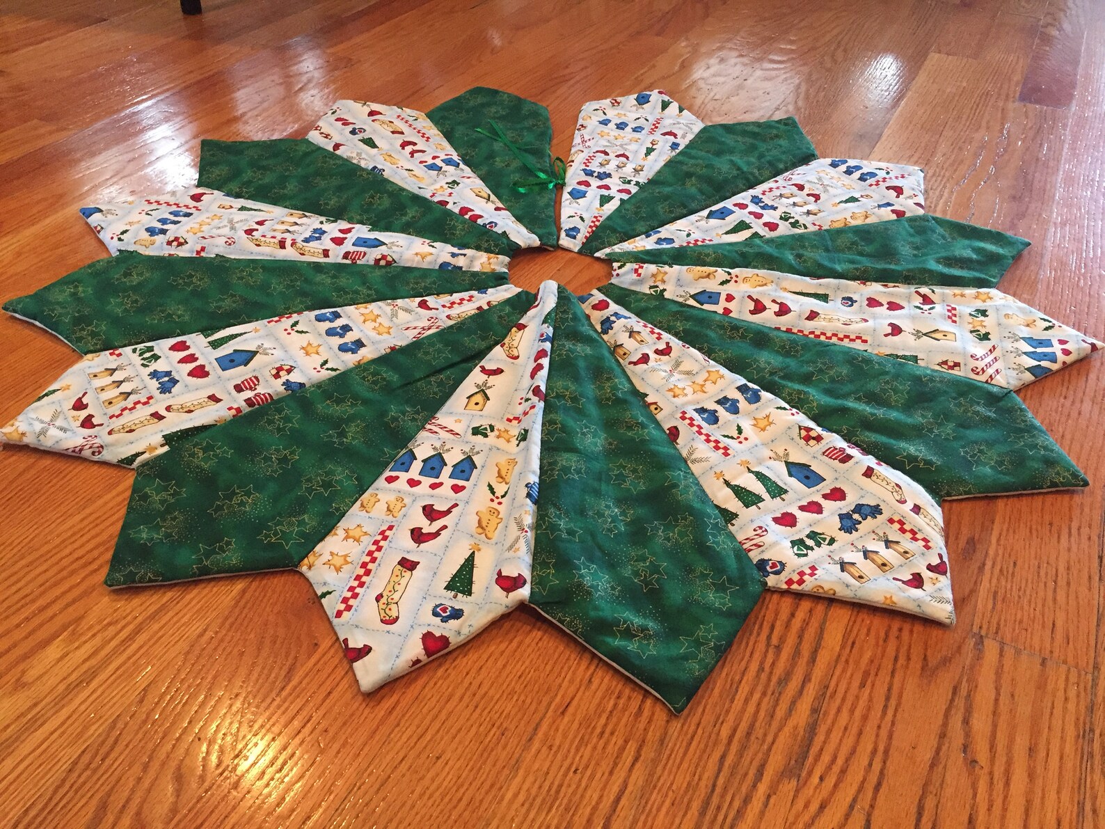 Christmas Tree Skirt, 42 Inch Diameter, Bird House, Quilted, Green ...