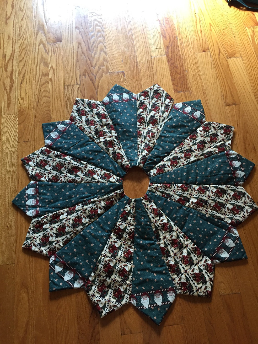 Christmas Tree Skirt, 42 Inch Diameter, Santa, Debbie Mumm Fabric ...