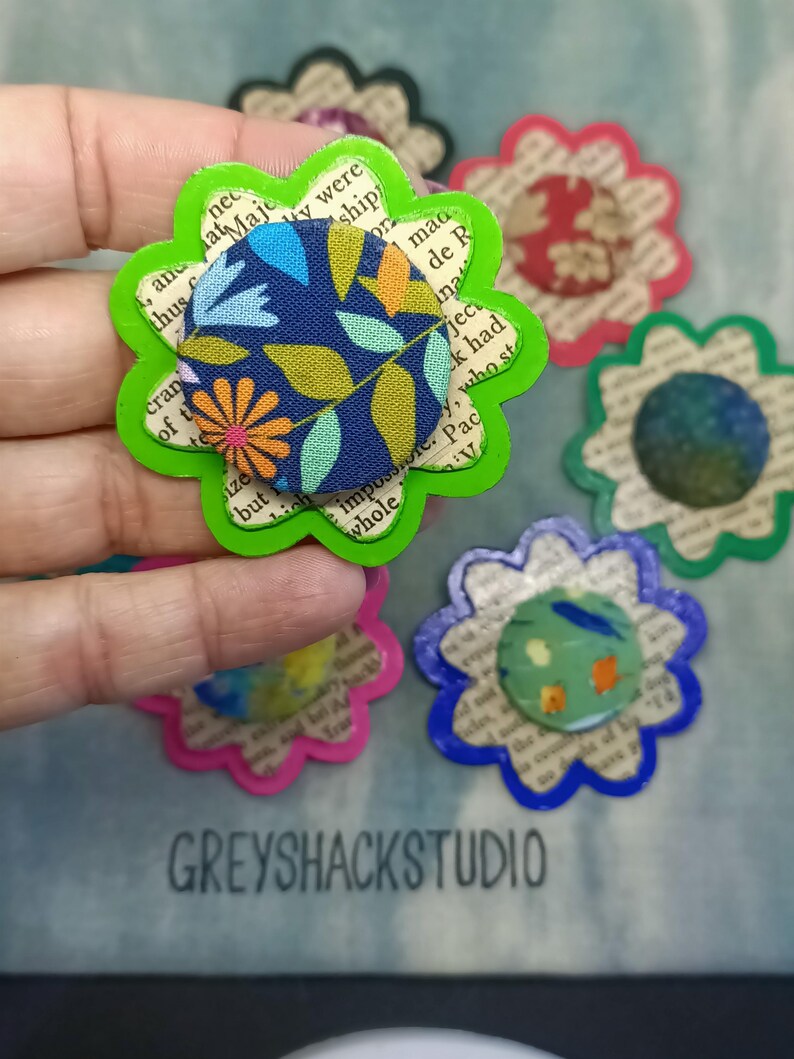 Broches hechos a mano reciclados, papel vintage, botones, material ...