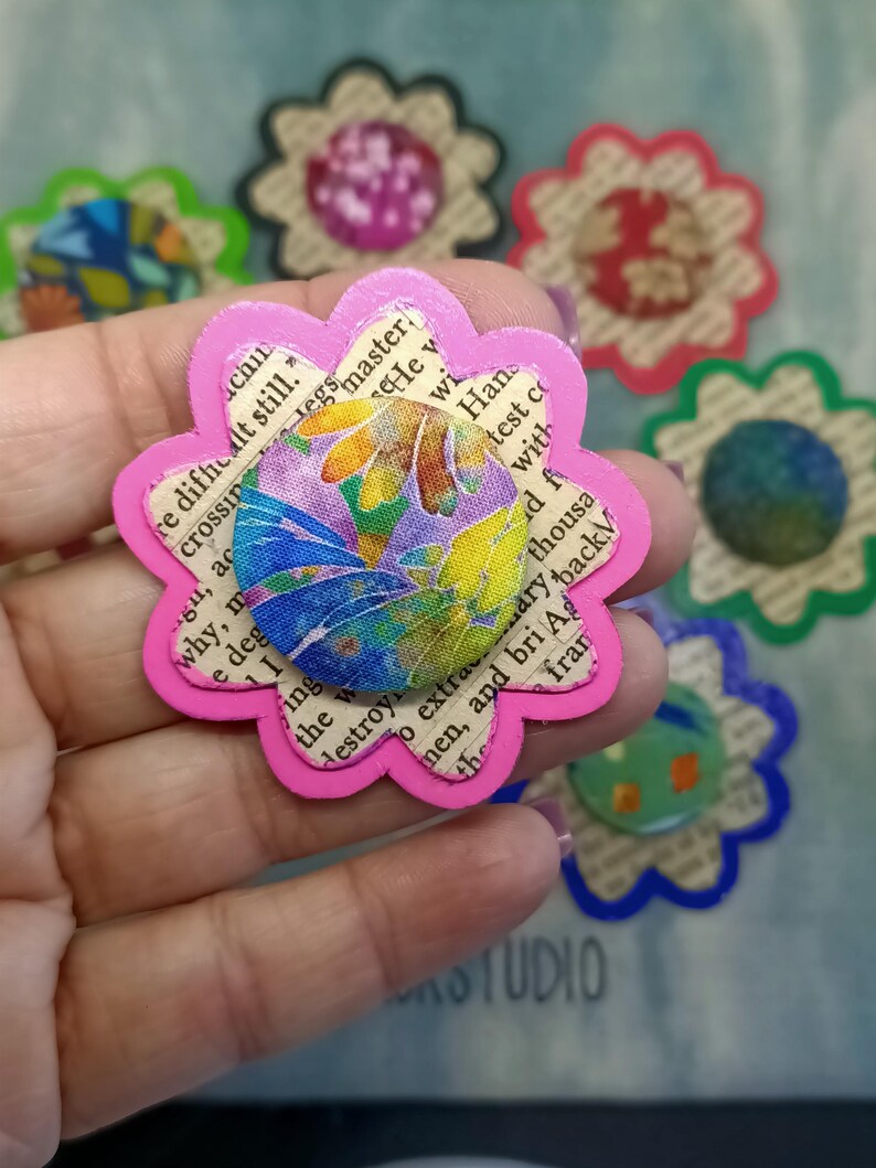 Broches hechos a mano reciclados, papel vintage, botones, material ...