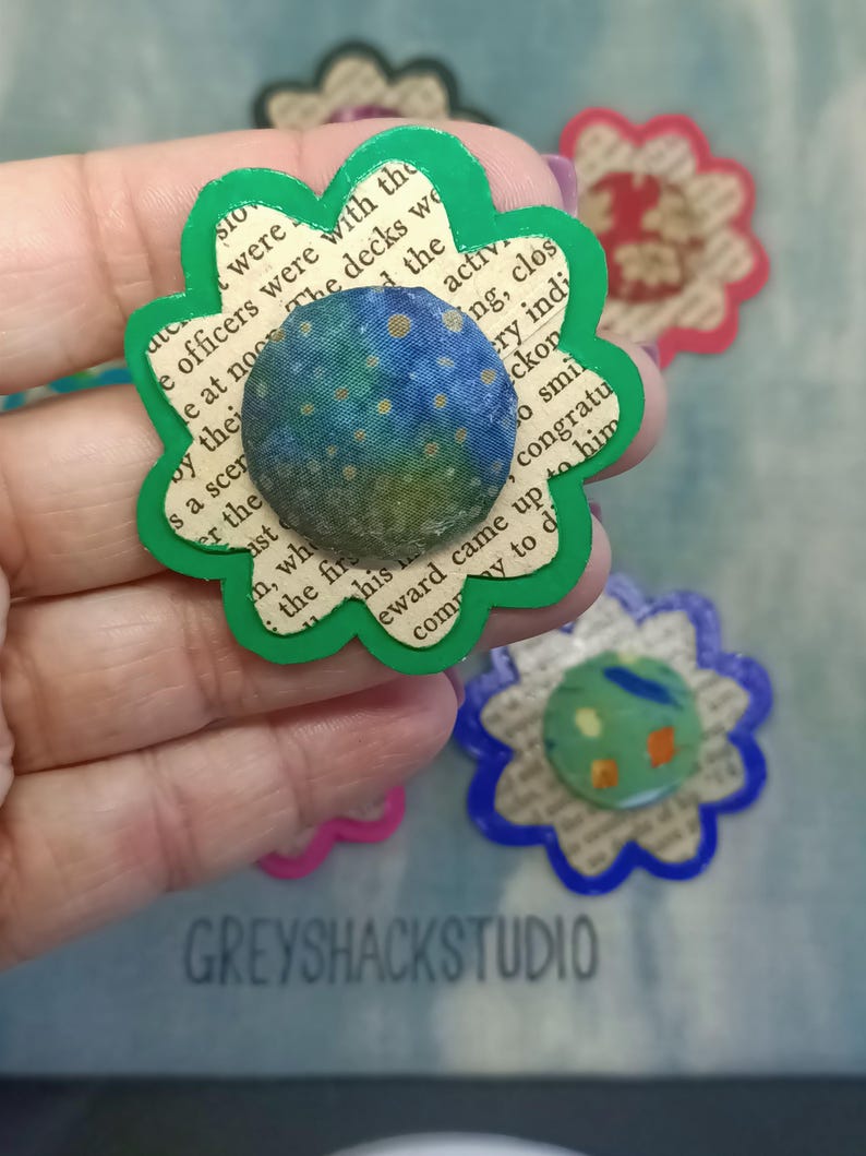 Broches hechos a mano reciclados, papel vintage, botones, material ...