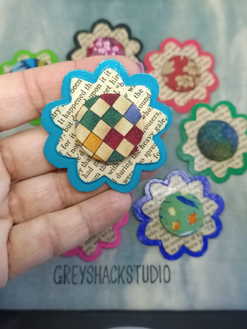 Broches hechos a mano reciclados, papel vintage, botones, material ...