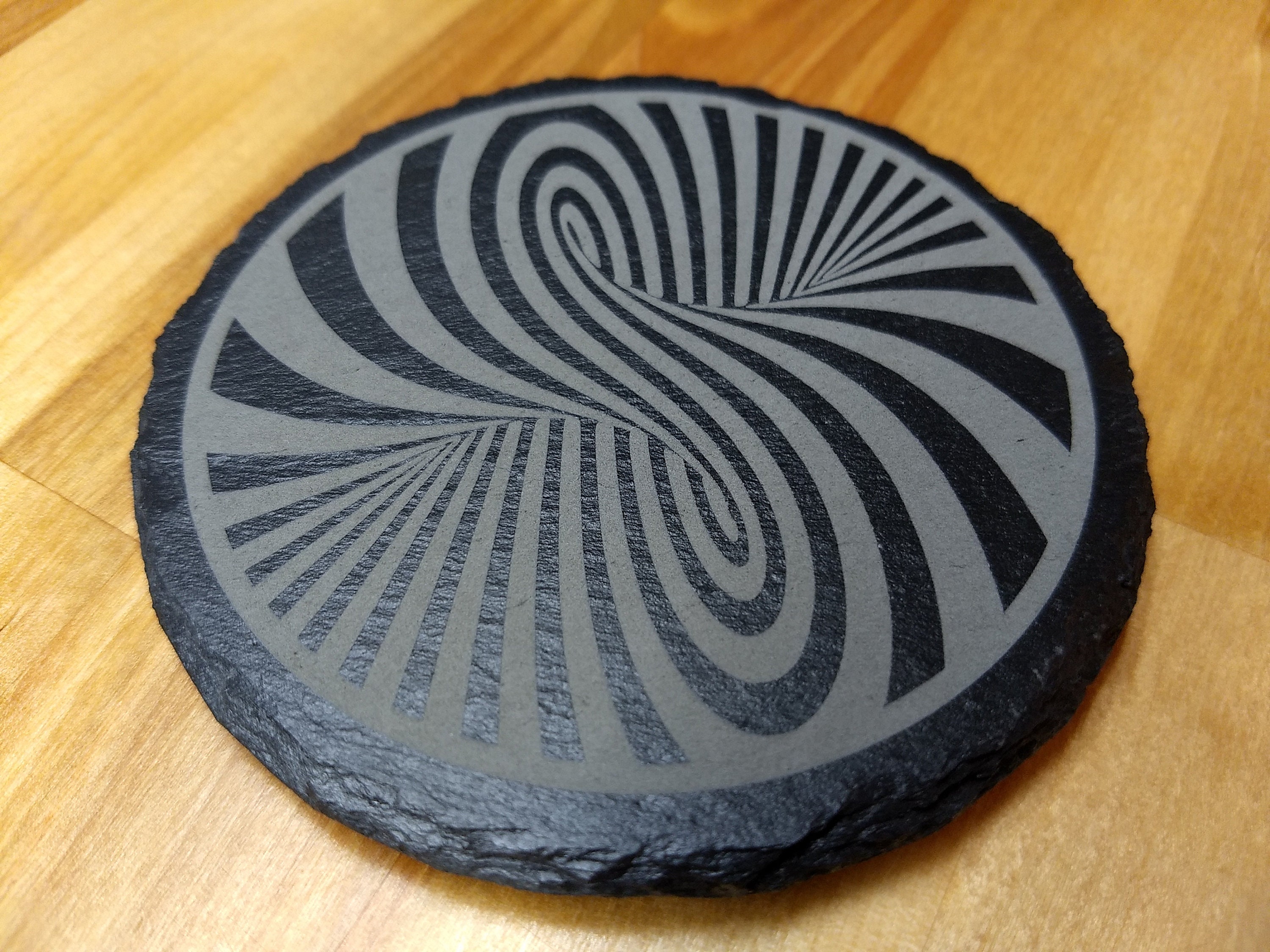 Round slate coasters engraved with illusions and swirls - Etsy.de