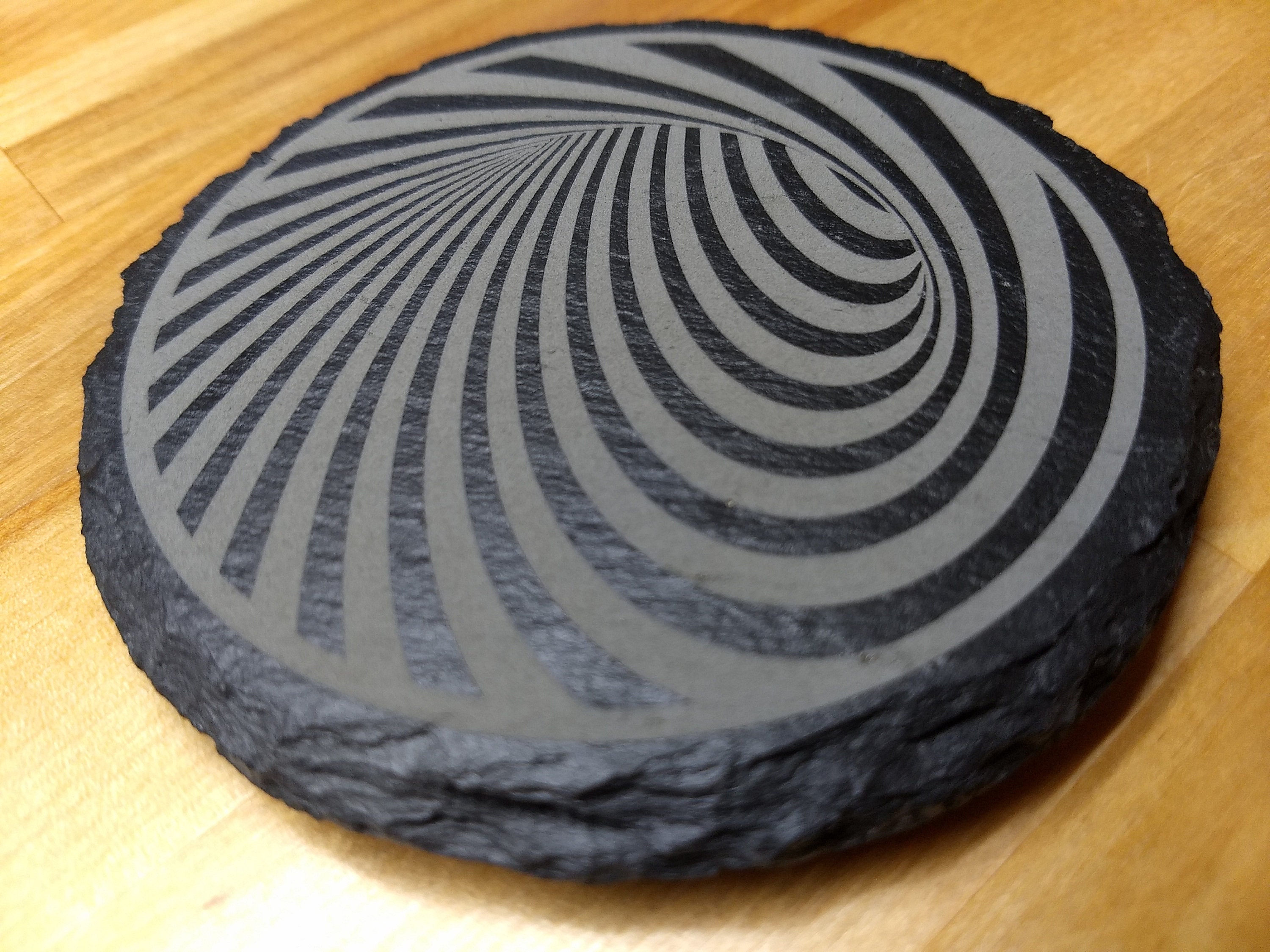 Round slate coasters engraved with illusions and swirls - Etsy.de