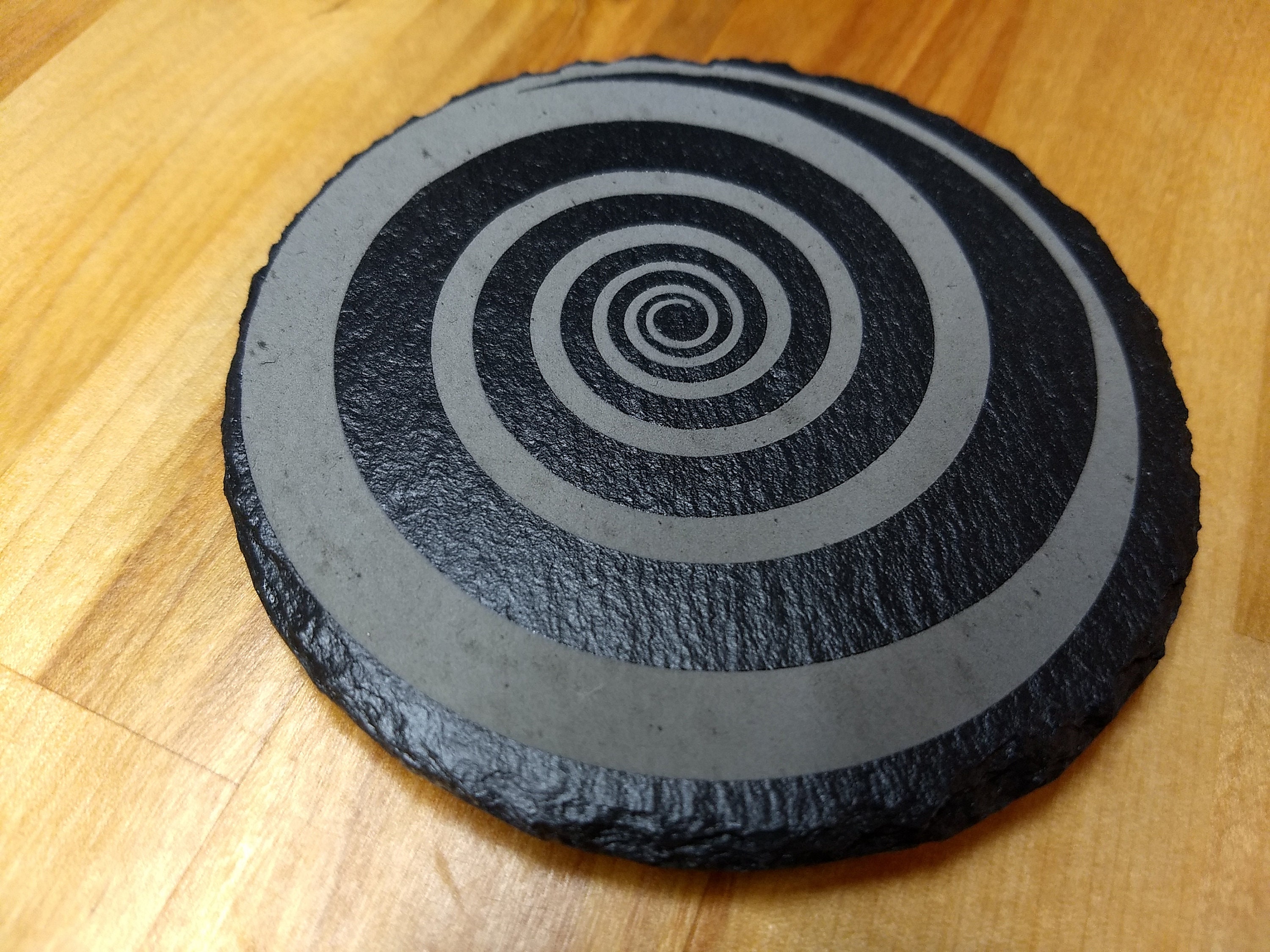 Round slate coasters engraved with illusions and swirls - Etsy.de