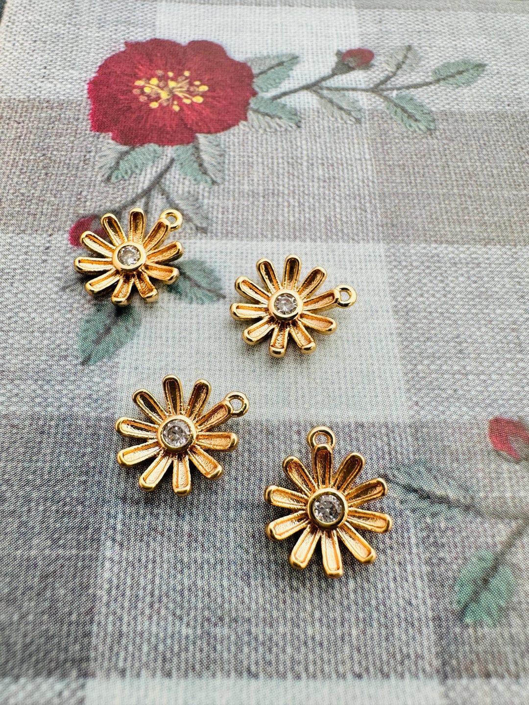4pc Daisy Charms / 10x9mm - Etsy