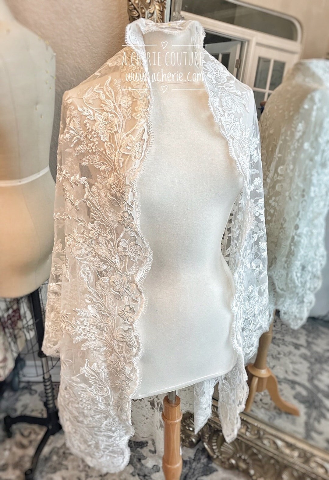 Floral Lace Mantilla Veil: Scallop Edge, Fingertip Length - Etsy