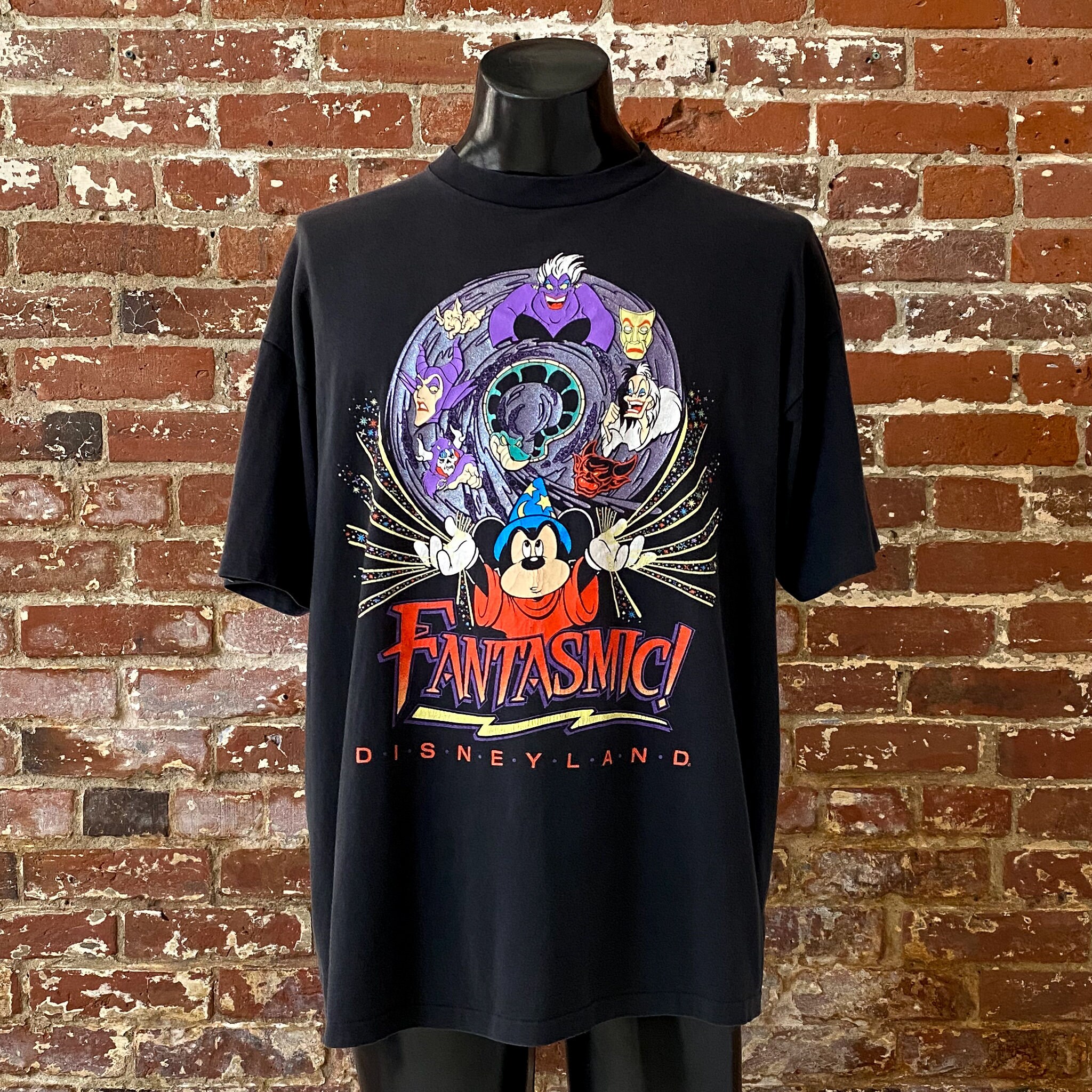 90s Fantasmic! Disney Villains Disneyland Souvenir T-shirt 90s Fantasmic! Disney Villains Disneyland Souvenir T-shirt