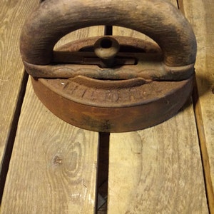 2 Antique Rusty Irons - Etsy