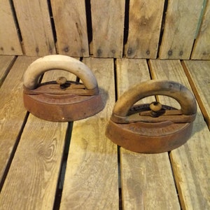 2 Antique Rusty Irons - Etsy