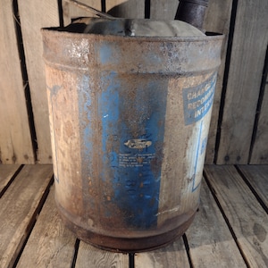 Vintage Rusty Oil Can - Etsy
