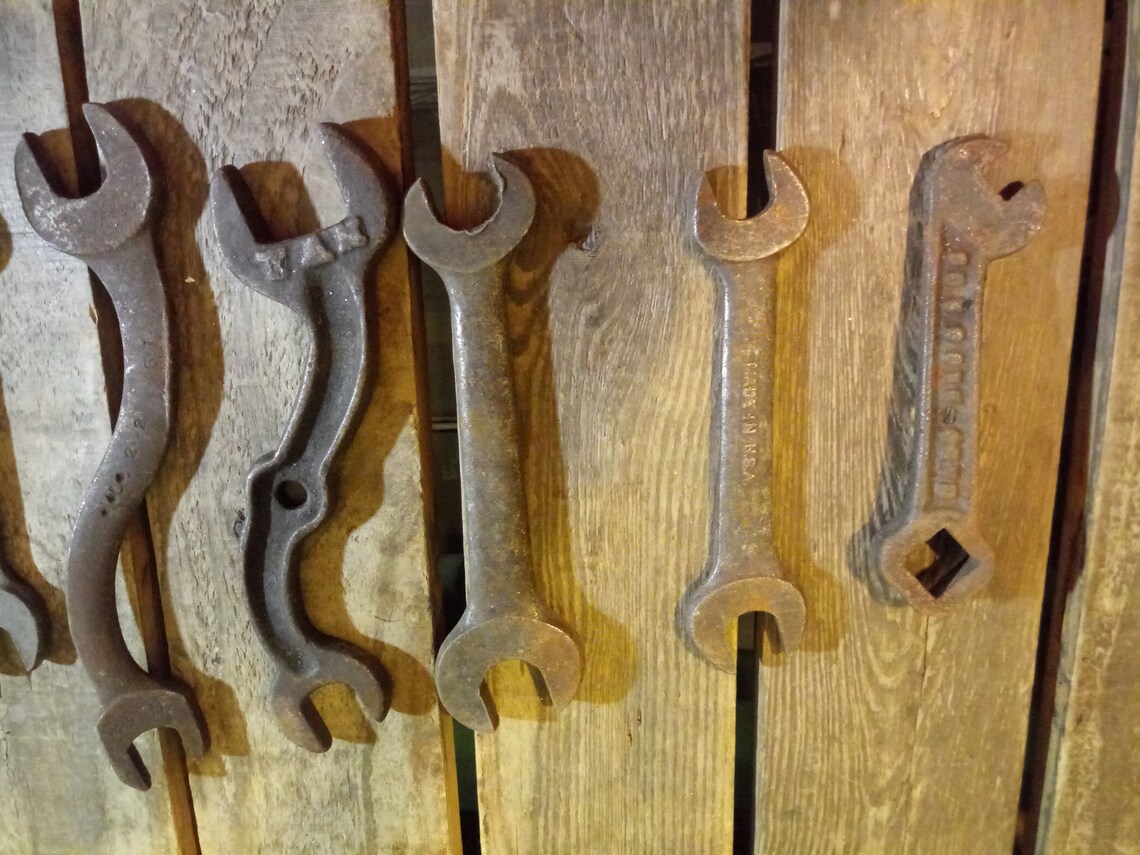 8 Vintage Rusty Wrenches - Etsy