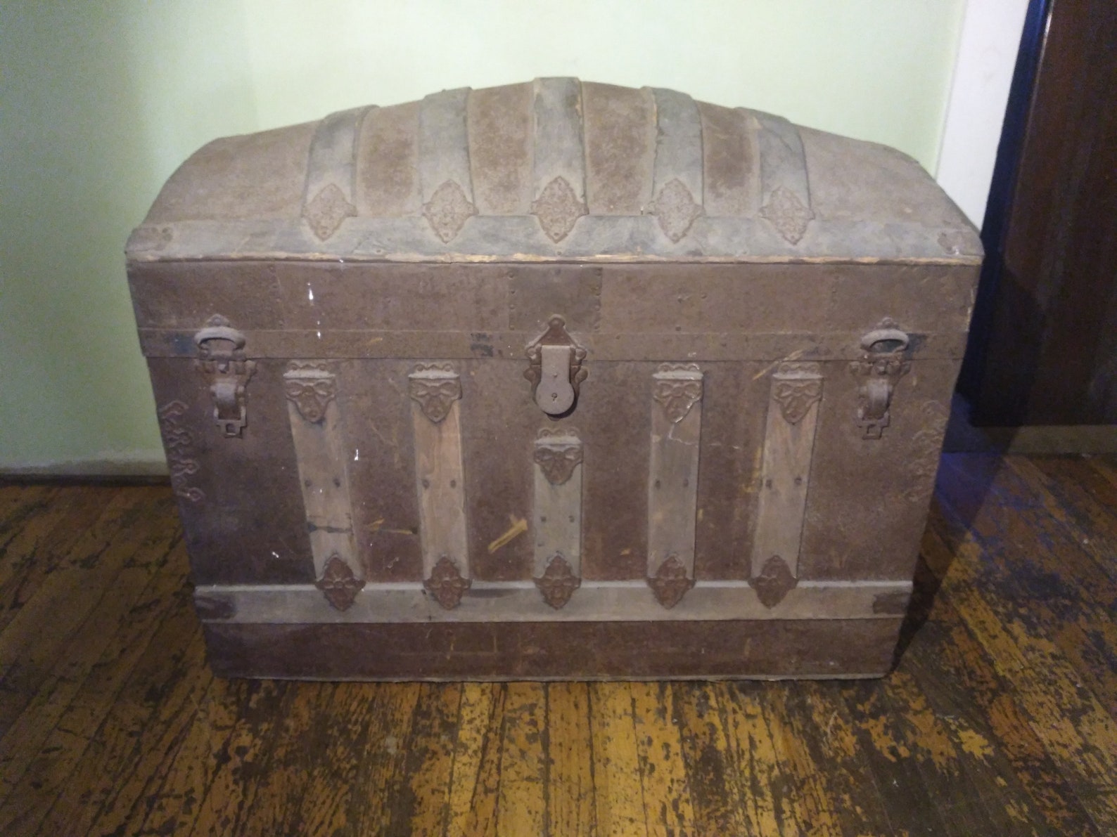 Antique Rusty Dome Trunk - Etsy