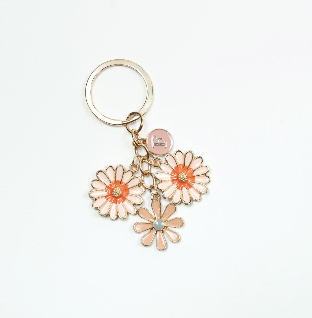 Personalized Gold Daisy Keychain: Custom Initial Flower Charms - Etsy