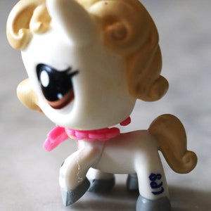 Littlest Pet Shop, LPS, Horse With Hot Pink LPS Collar, White Horse ...