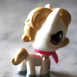 Littlest Pet Shop, LPS, Horse With Hot Pink LPS Collar, White Horse ...
