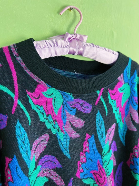 80s vivid vaporwave floral & midnight black sweater - Gem