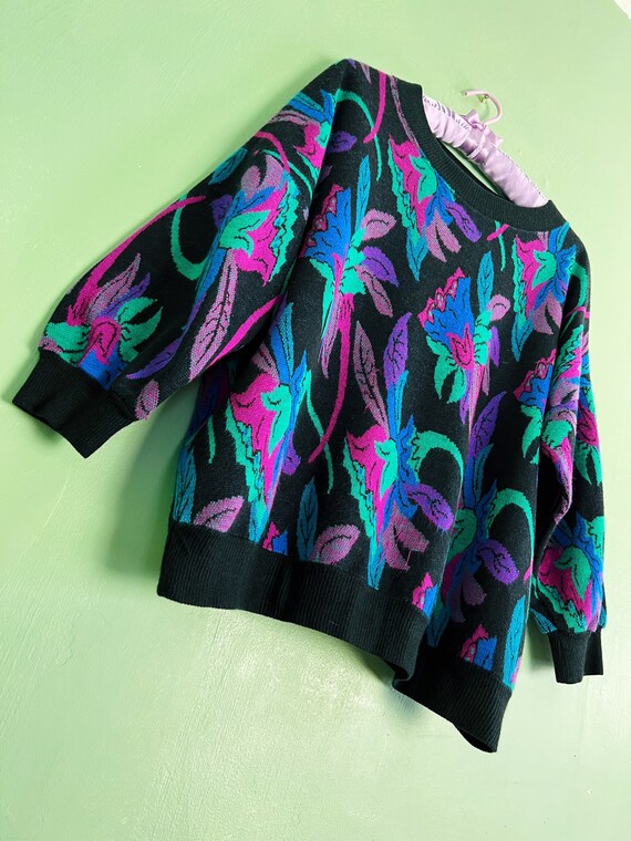 80s vivid vaporwave floral & midnight black sweater - Gem