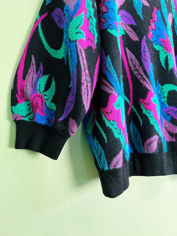 80s vivid vaporwave floral & midnight black sweater - Gem
