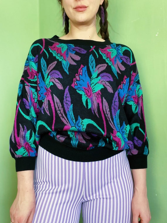 80s vivid vaporwave floral & midnight black sweater - Gem