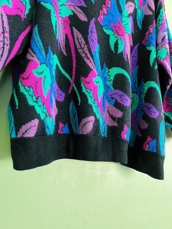 80s vivid vaporwave floral & midnight black sweater - Gem