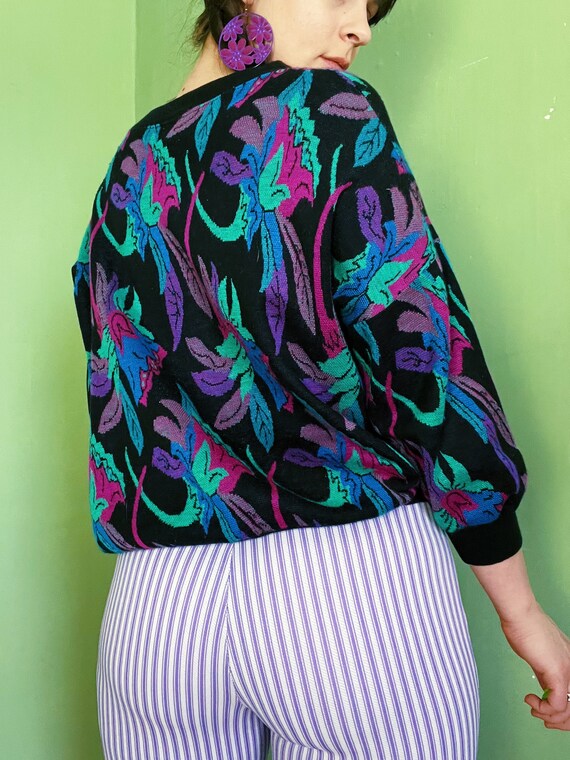 80s vivid vaporwave floral & midnight black sweater - Gem