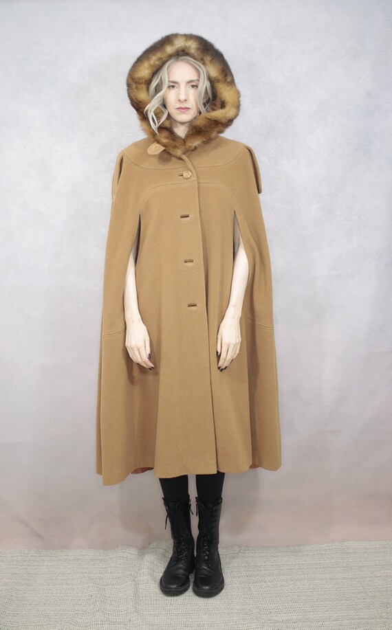 Vintage brown cape with fur trim hood {Vintage cape/f… - Gem