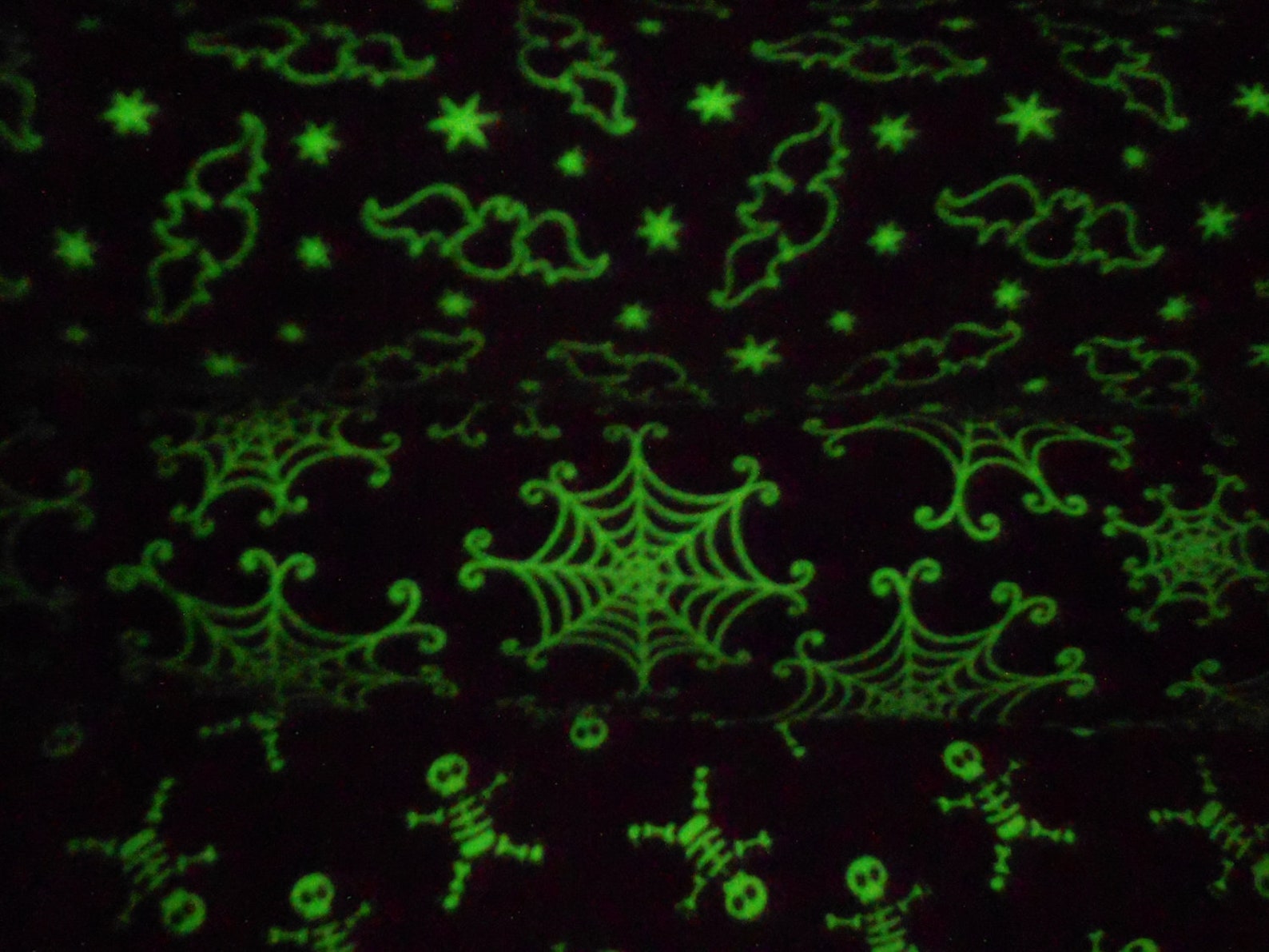 Halloween Glow in the Dark Fabric/black Bats on Green 1/2 or - Etsy