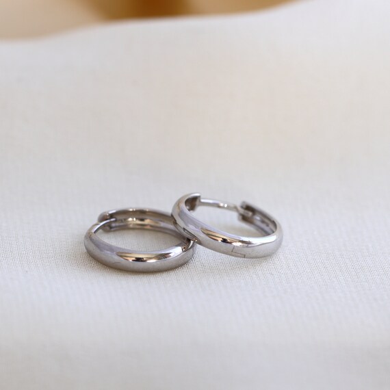 Plain white gold hoop earrings store
