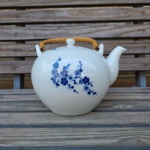 White Round Tea Pot With Lid, Wicker Handle - Beautiful/little/white ...