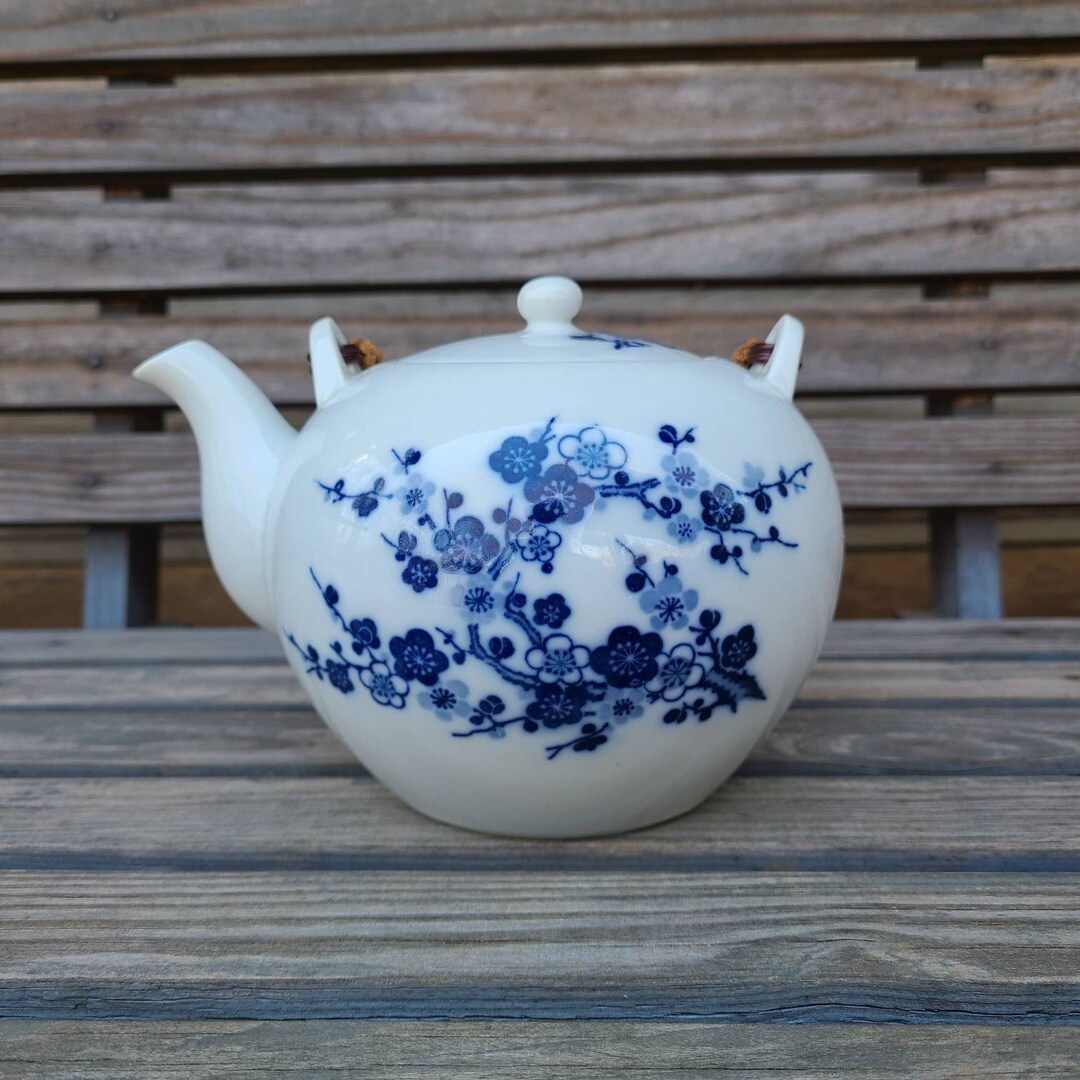 White Round Tea Pot With Lid, Wicker Handle - Beautiful/little/white ...