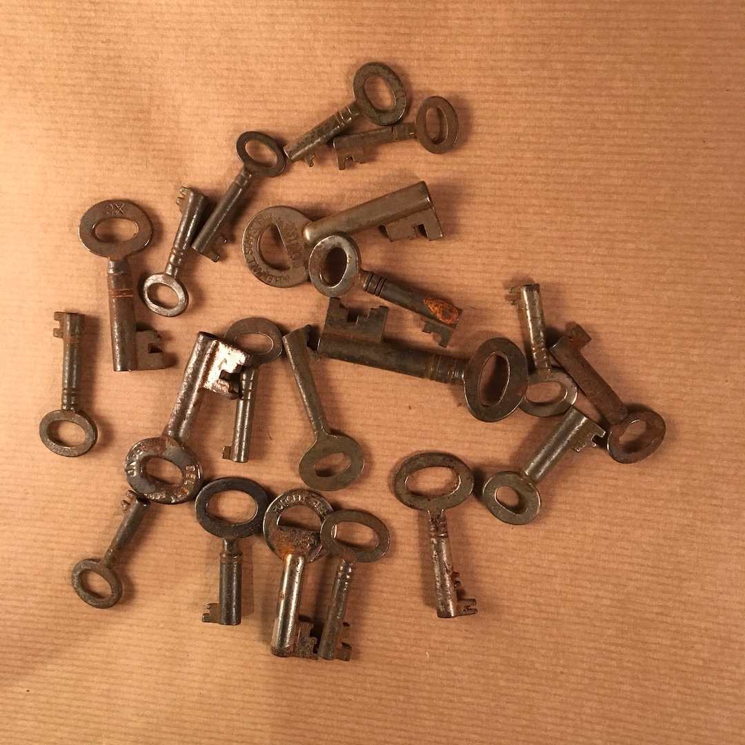 Twenty Vintage Keys - Etsy
