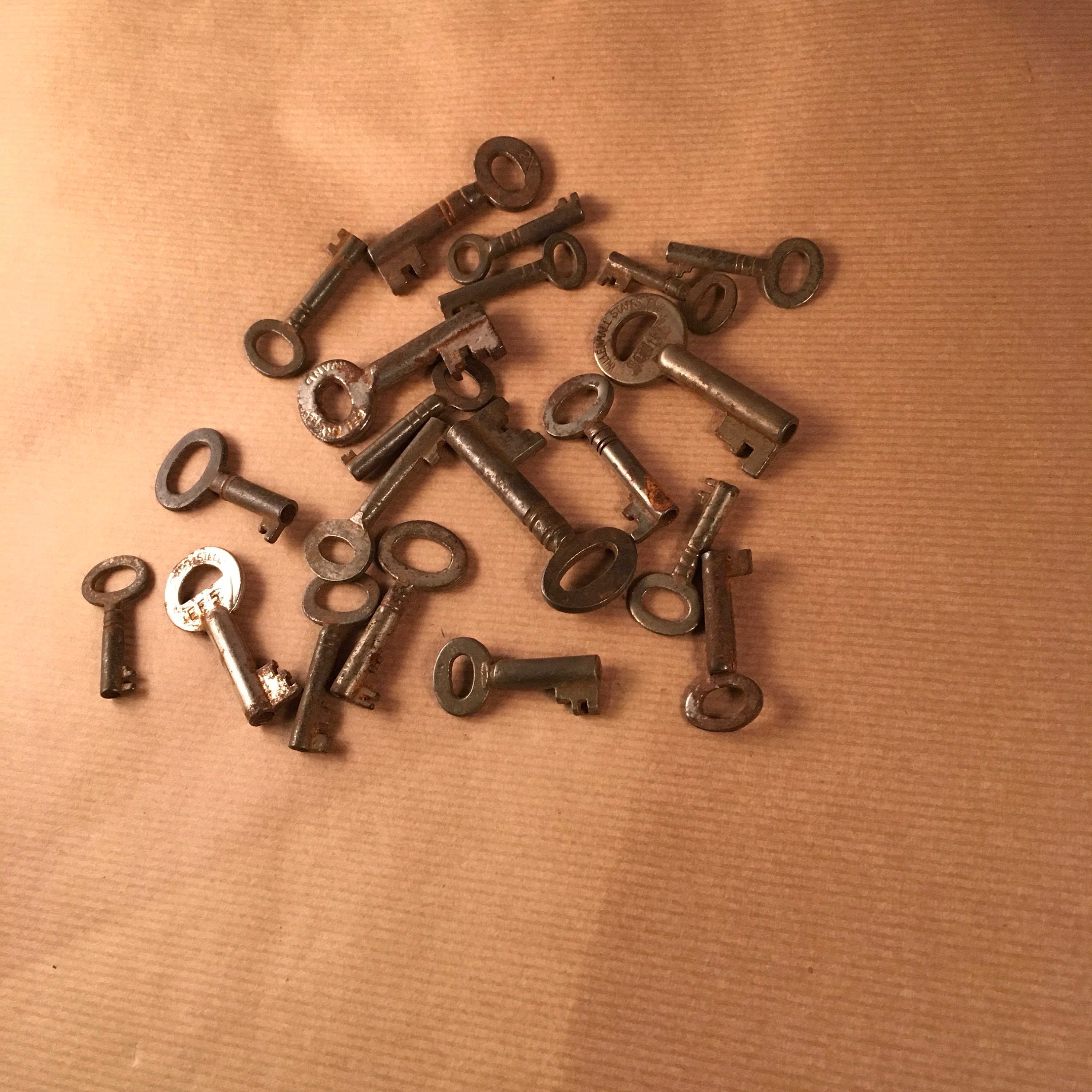 Twenty Vintage Keys - Etsy