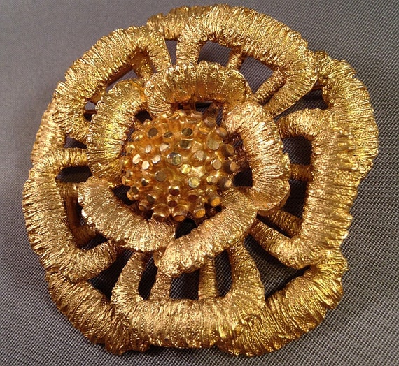 Beautiful RARE Flower BROOCH vintage CHUNKY pin Pin-U… - Gem