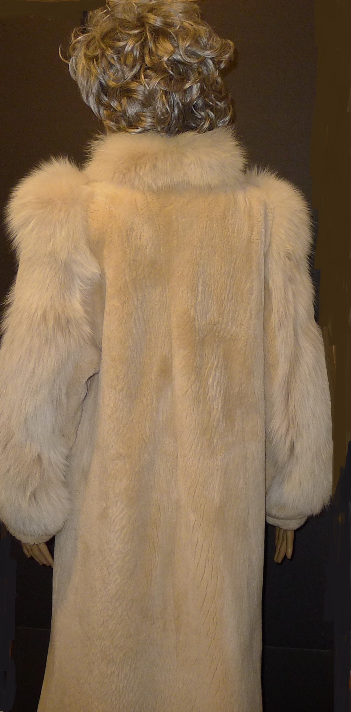 Magnífico abrigo de piel de castor y zorro afeitado, color crema ...