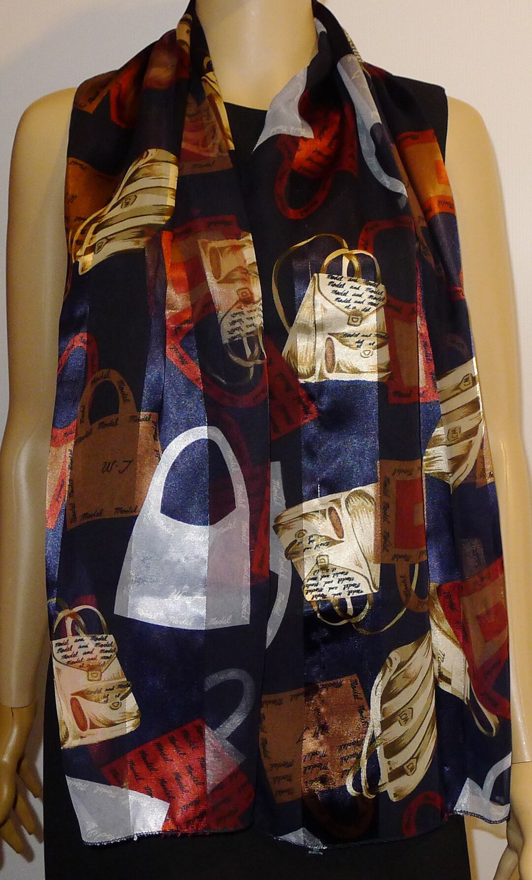 Rara bufanda vintage de poliéster con motivos de bolsos. 58" x 13 ...