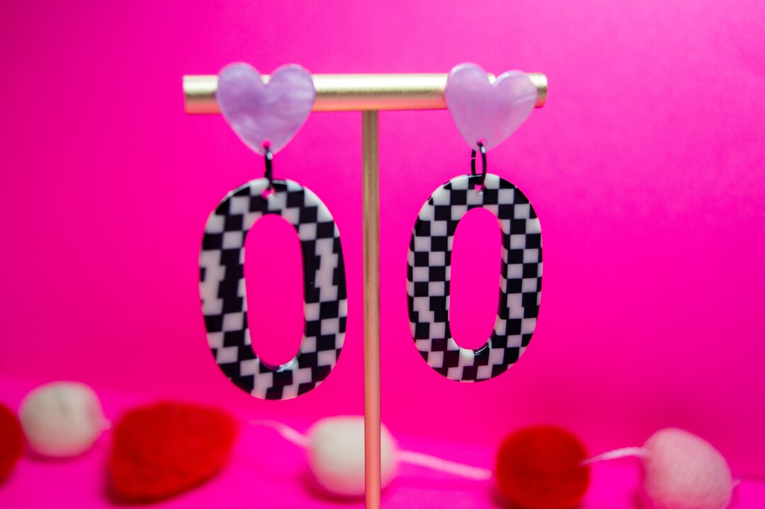 Checkered Oval With Iridescent Pink Heart Post | 80s Love Valentines ...