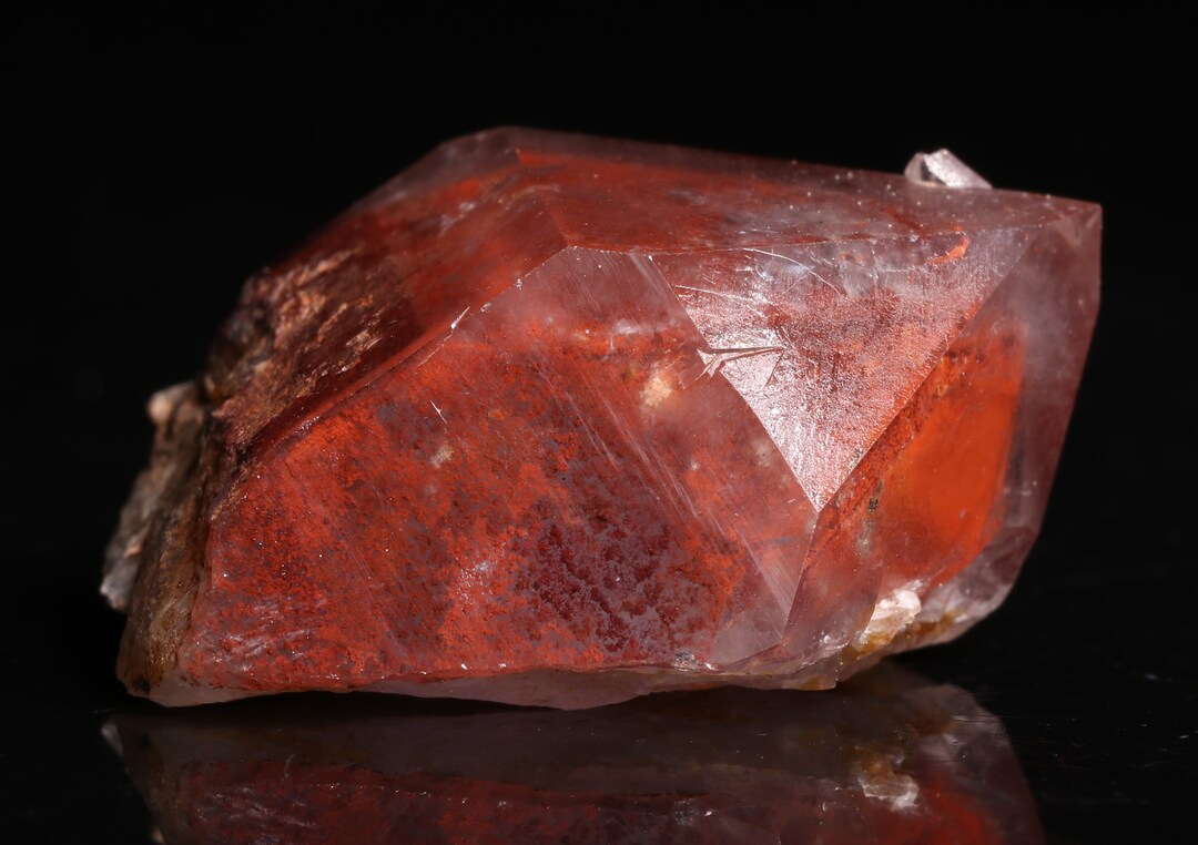 Hématite rouge dans le quartz, région de la rivière Orange, région de ...