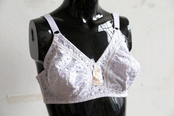 US 31C cup 1990s bra white nylon bra Soviet lingerie … - Gem