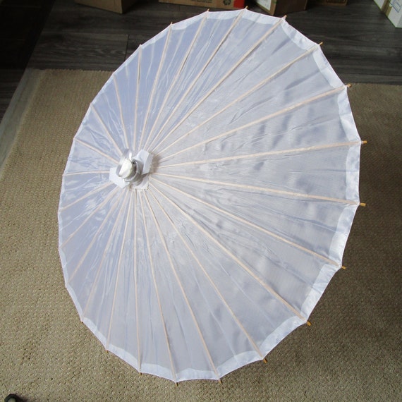Light white parasol, Chinese with light wood and sati… - Gem