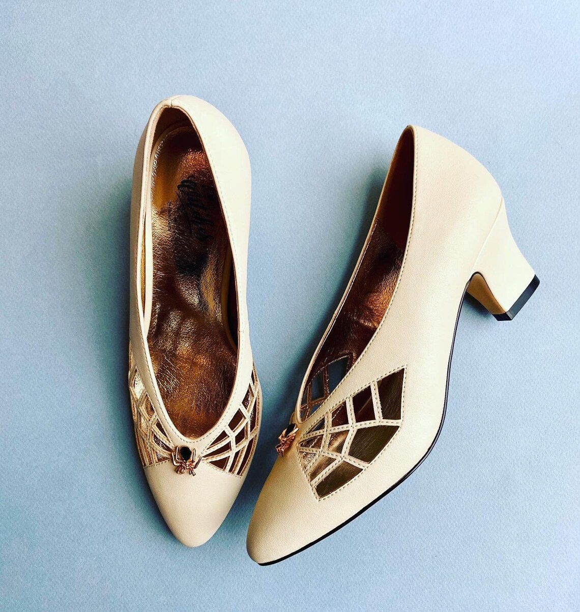 Vintage Style Spiderweb Mid-heel Shoes Pumps With Brass Spider Cream ...