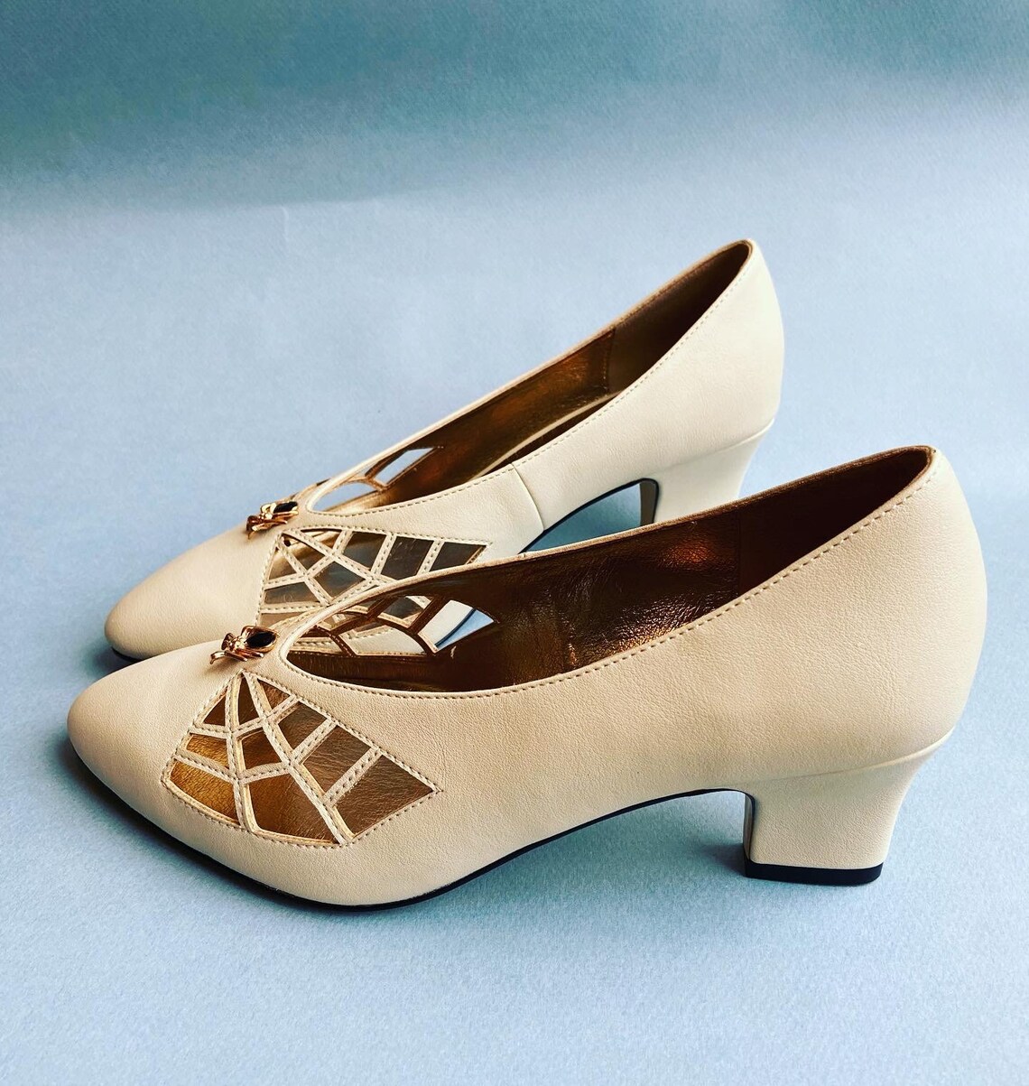 Vintage Style Spiderweb Mid-heel Shoes Pumps With Brass Spider Cream ...