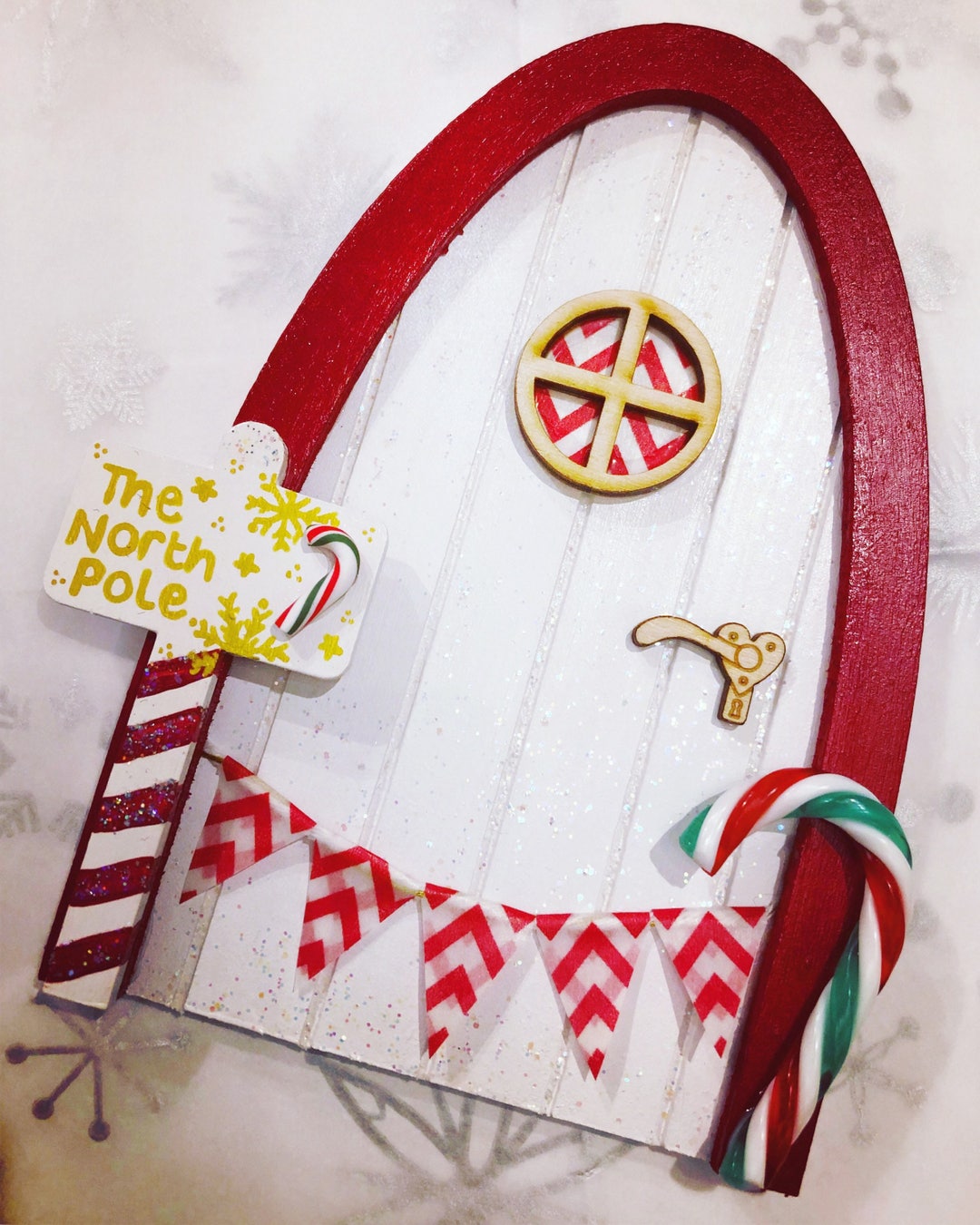 Puerta navideña roja y blanca del polo norte. Puerta de hadas Candycane ...